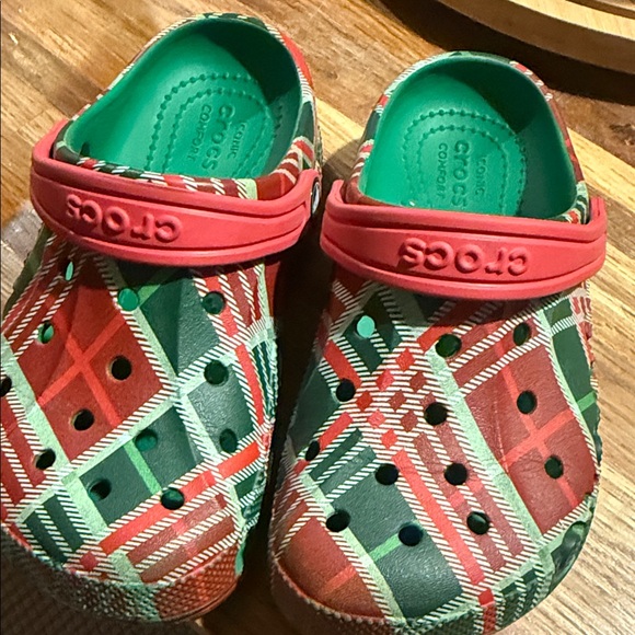 CROCS | Shoes | Crocs Kids Plaid Slippers Red And Green | Poshmark